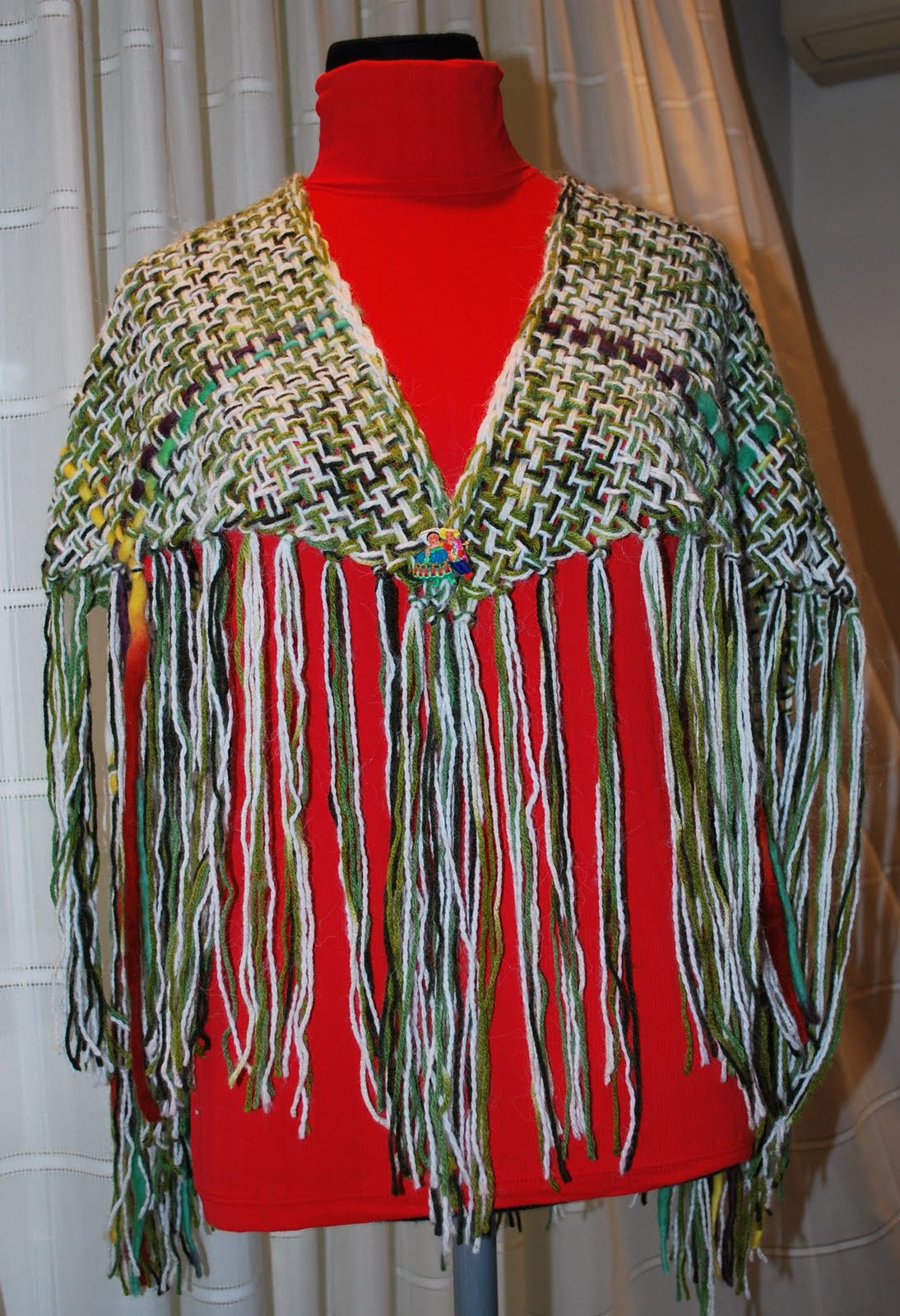 PAÑOLETA VERDE COMBINADA CON ROJO /LOOM WEAVED GREEN SHAWL