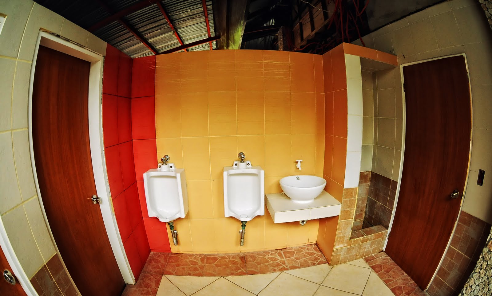 Isla Betita Garden and Beach Resort: Comfort Rooms for Men and Women