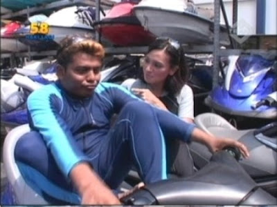 Aditya Wardani: Aditya Wardhani - Wet Suit Samping Jet Ski