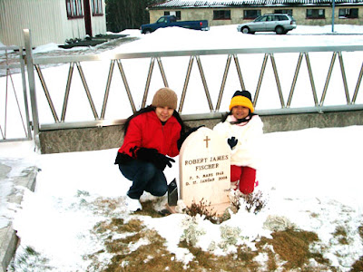 chesswindows: Daughter visits Bobby Fischer's tomb