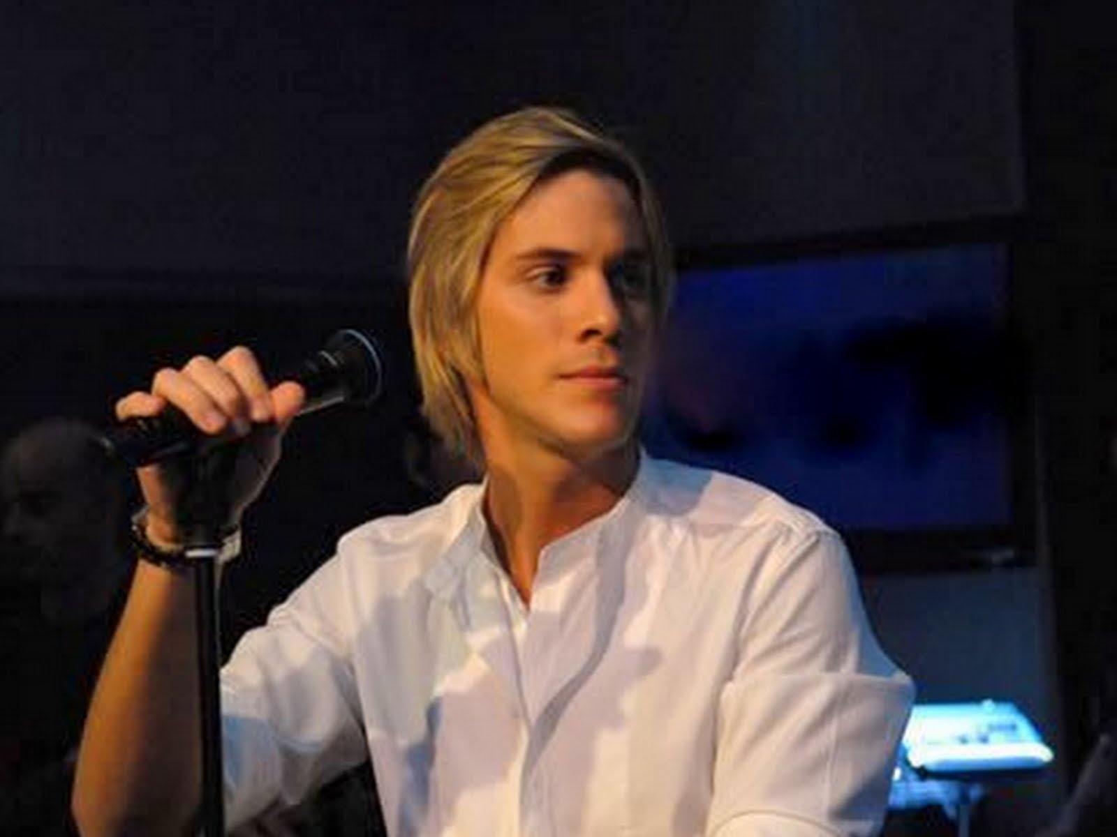 Guido d'Arezzo about Nikos Economopoulos: Nikos Economopoulos on Stage ...