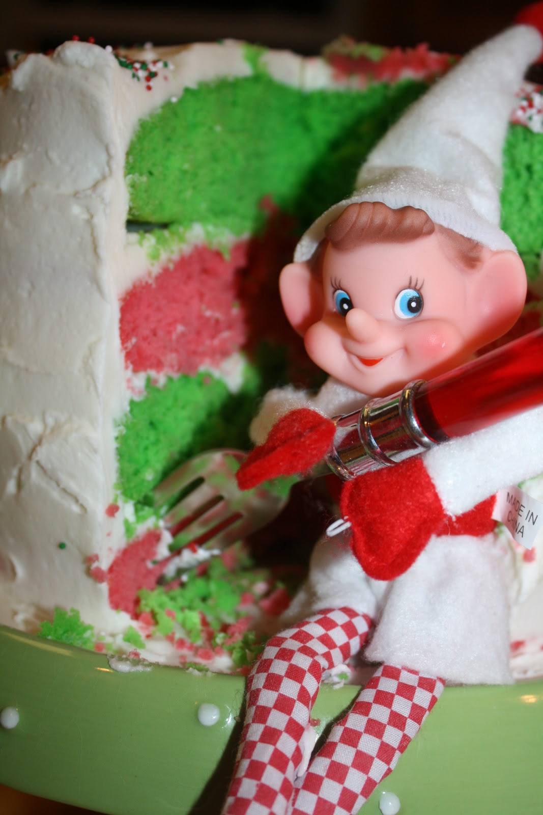 I Have A Big Story To Tell: The Elf on the Shelf.....er, Cake!!!!