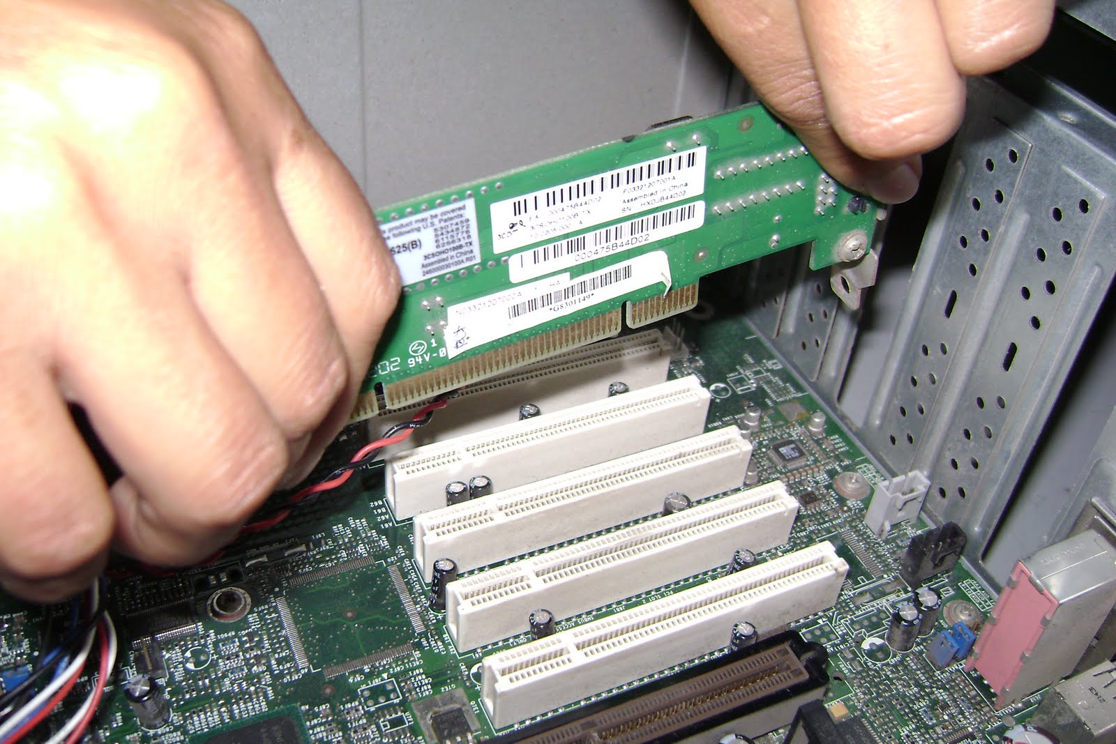 ARMADO Y DESARMADO DE UNA PC: DESARMADO y ARMADO DE UNA COMPUTADORA (PC)