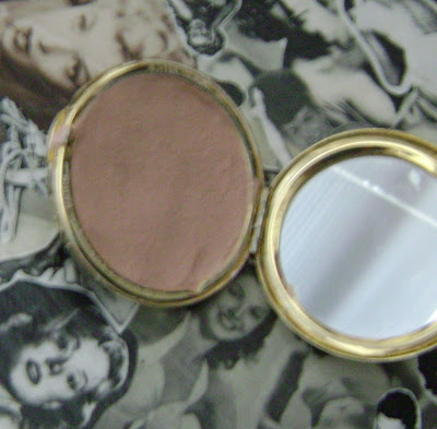 Vixen Vintage: How to fill a vintage compact.