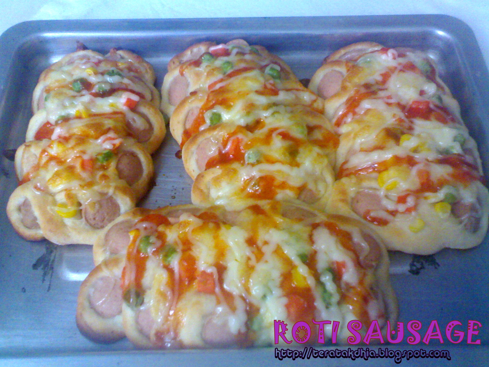 Yuslindhia Zamani: Roti Sausage, Roll Sausage, Bun Kismis & Pizza