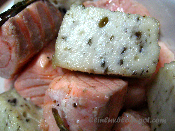 Elinluv's Tidbits Corner: Salmon Cubes With Organic Seaweed Tofu
