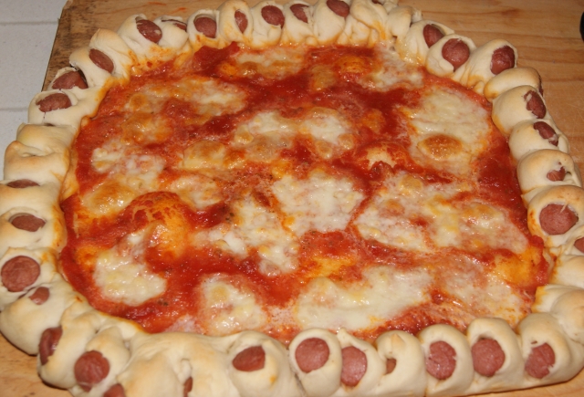 L'arzdouréina: Pizza ai wurstel con corona