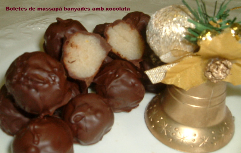 La cuina de l'estany: BOLETES DE MASSAPÀ BANYADES AMB XOCOLATA