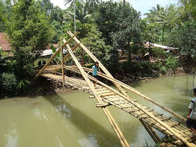 TERATAK IMPIAN BUKIT LALA: JAMBATAN KAYU
