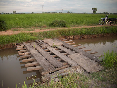 TERATAK IMPIAN BUKIT LALA: JAMBATAN KAYU