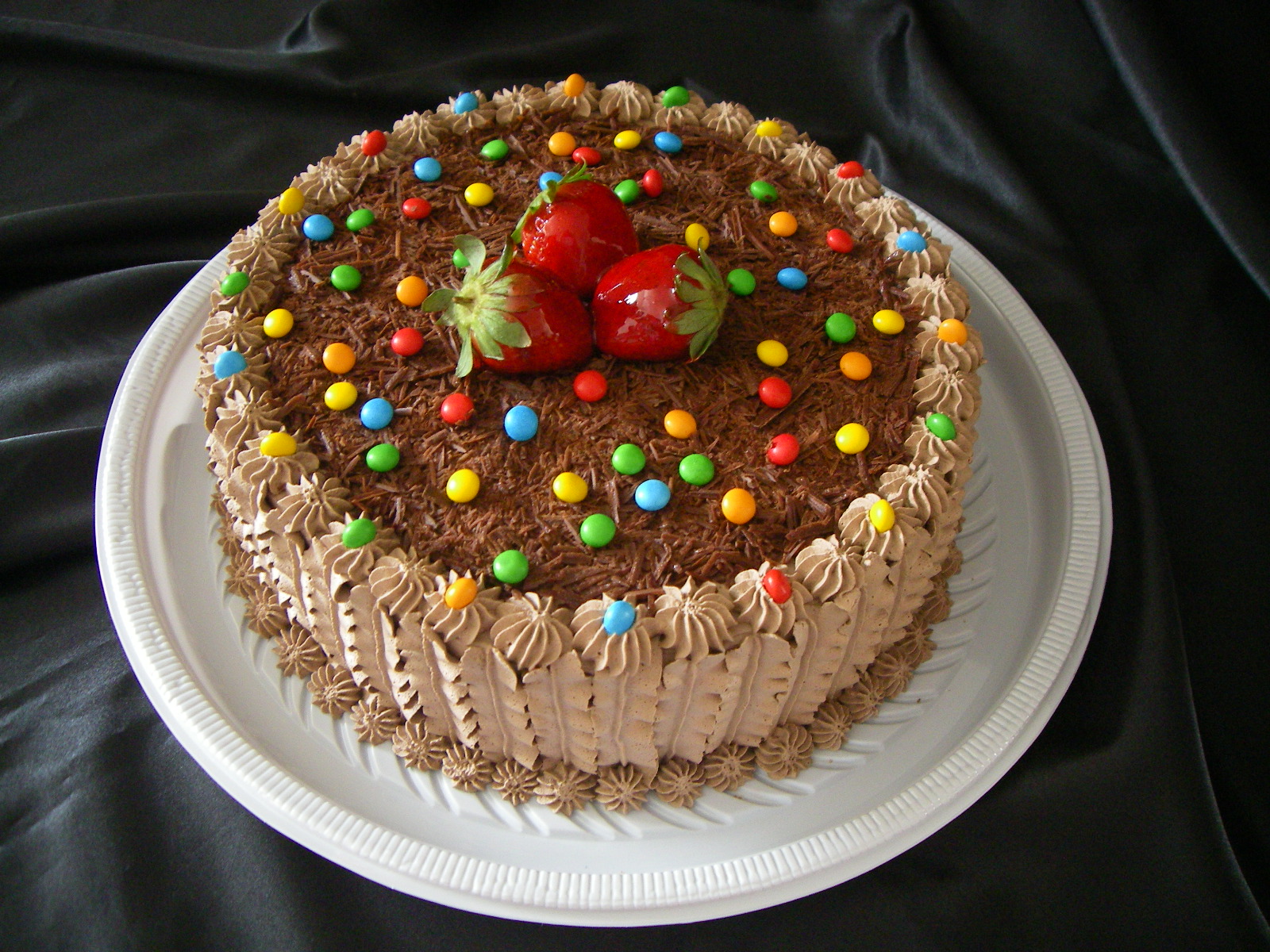 HoneyBee Bolos: Bolo Sensação com Chantilly