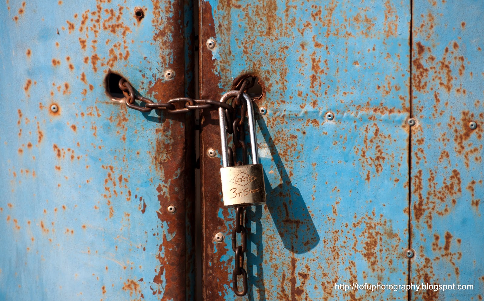 Tofu Photography: Rusty gate padlock