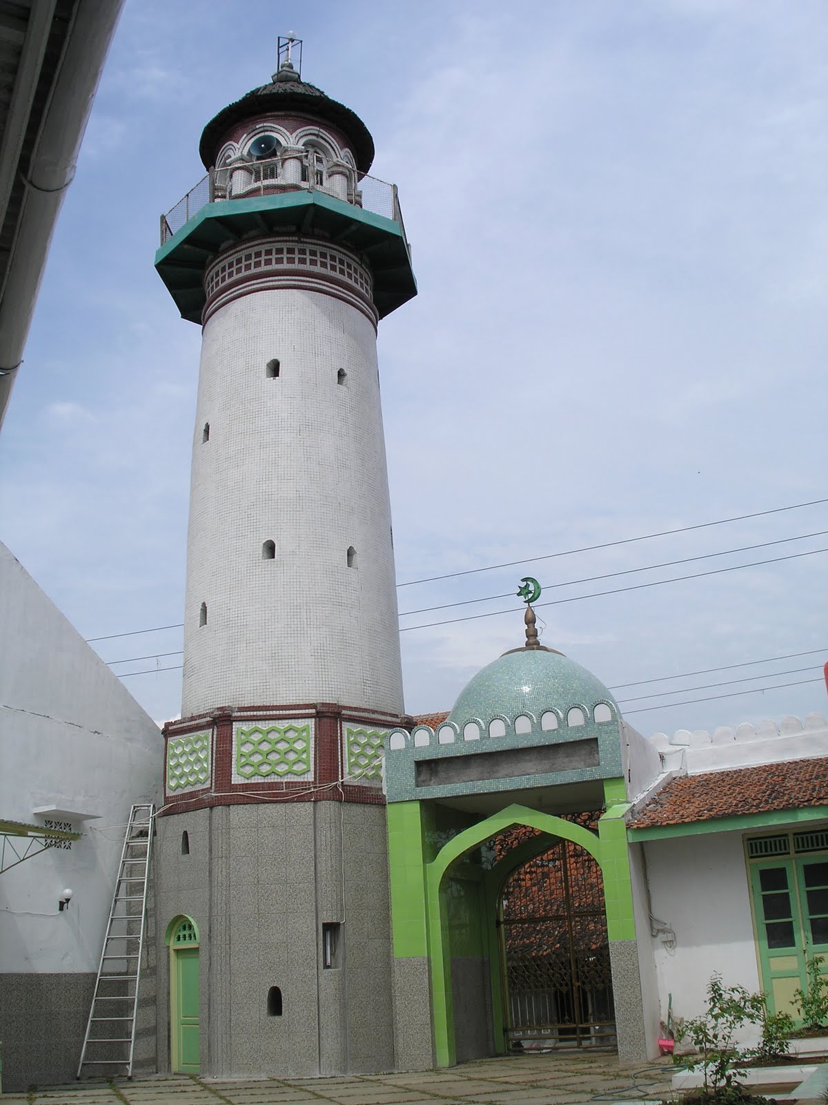a Walk in Semarang: Masjid Kampung Layur, an Old Small Mosque with a ...