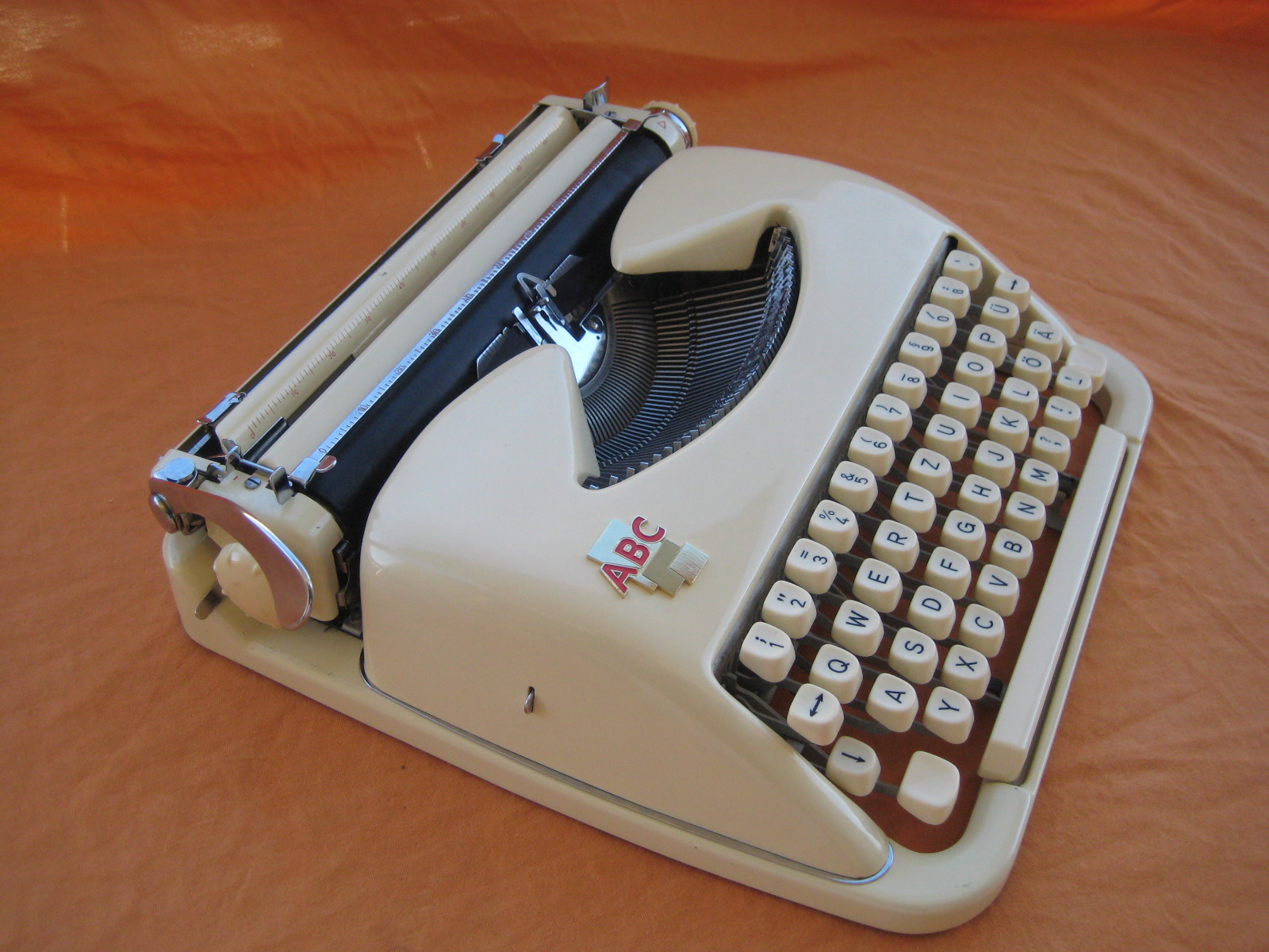 Retro Tech Geneva: ABC/ Cole Steel Series 3 Ivory Portable Typewriter ...