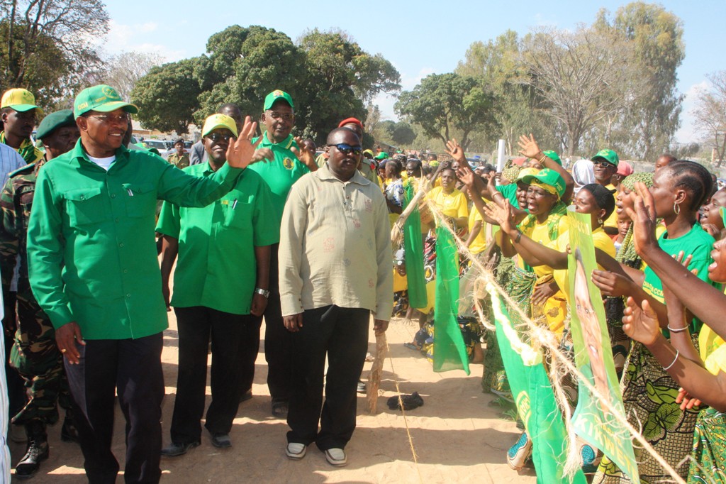 JakayaKikwete2010: Mkutano wa Kampeni Manyoni: Chiligati ampongeza JK ...