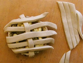 doodles and noodles: Miniature Apple Pie Tutorial