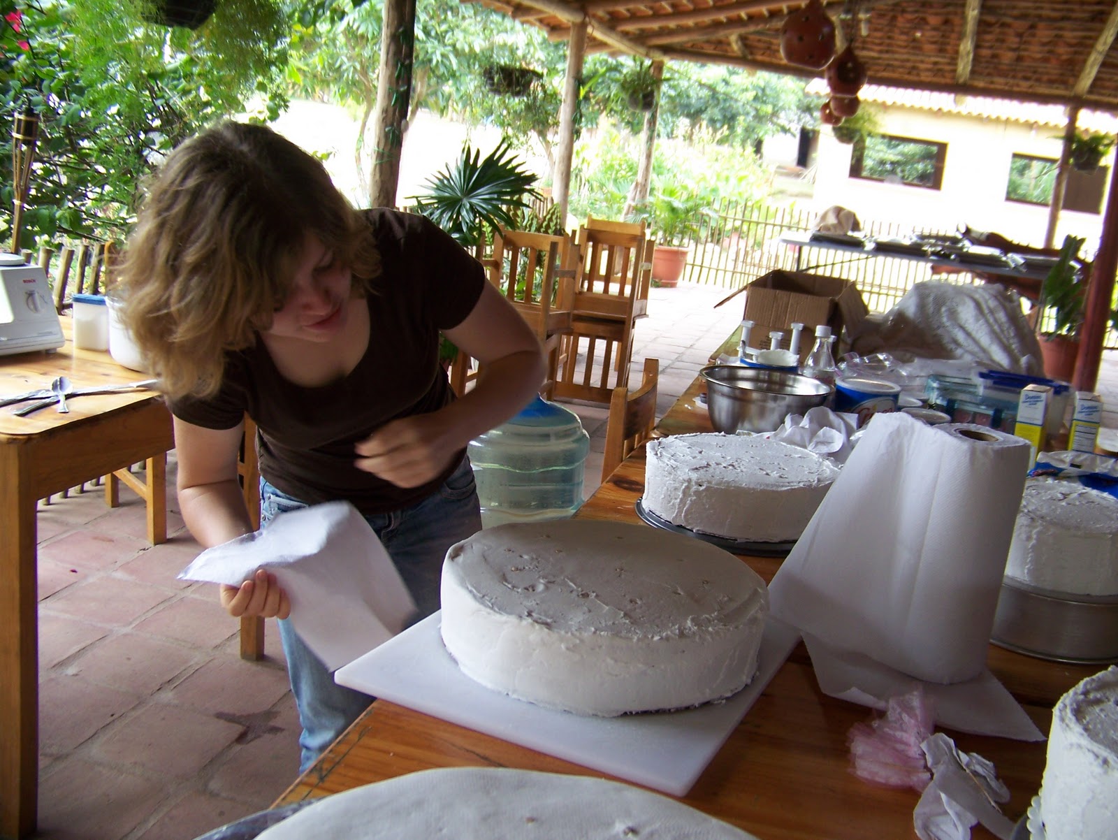 Life at the Llewellyns': Day #4 in Honduras -- the cake decorating!