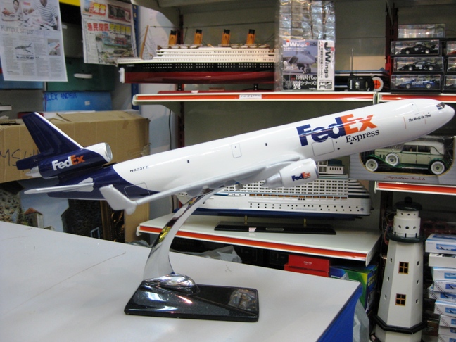 collectibles: MD11 AIRLINES PLANE MODEL DIE-CAST 47CM