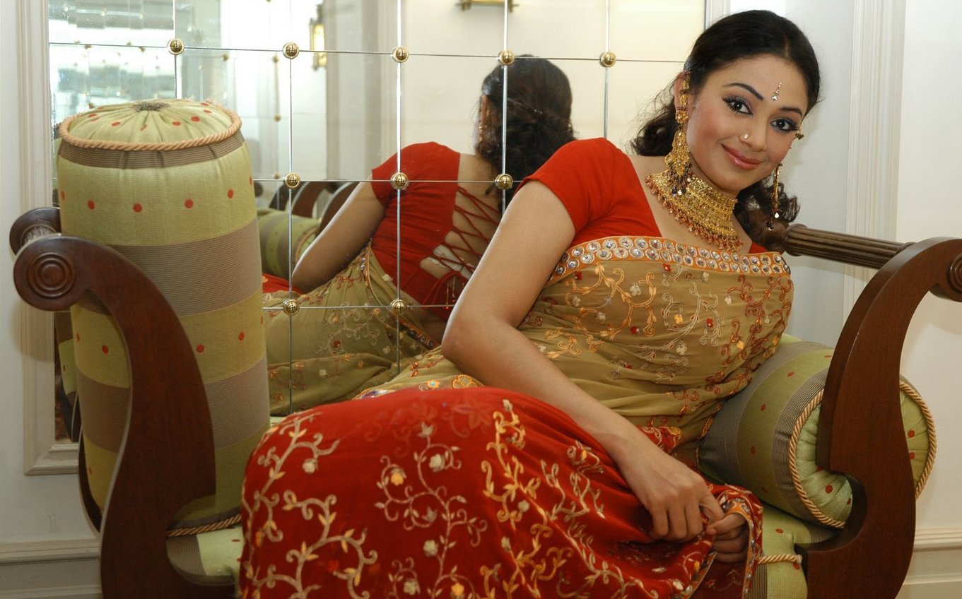 Hot Film Actress Gallery: Shobana Expose Bare Back In Saree Bra Line ...