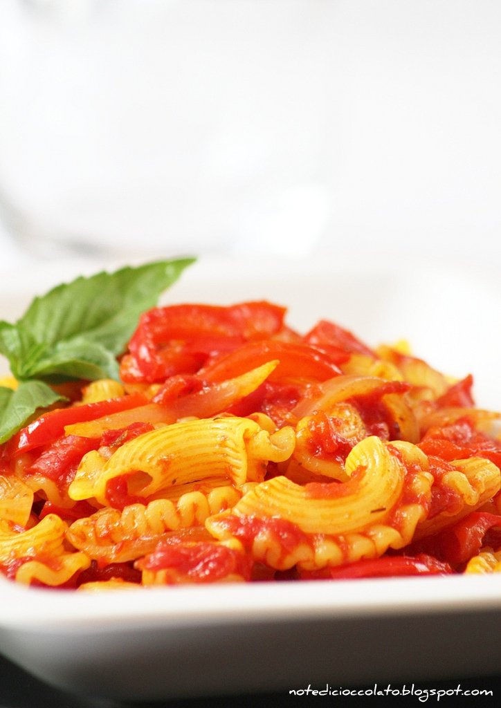 Pasta con la peperonata. Giù la cresta! - Note di Cioccolato