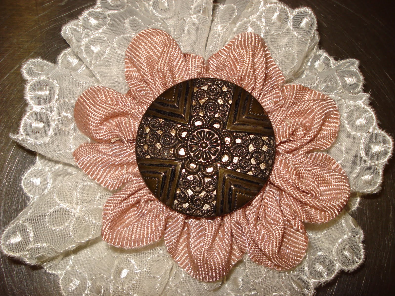 Skitzo Leezra Studio: Lace and ribbon flower