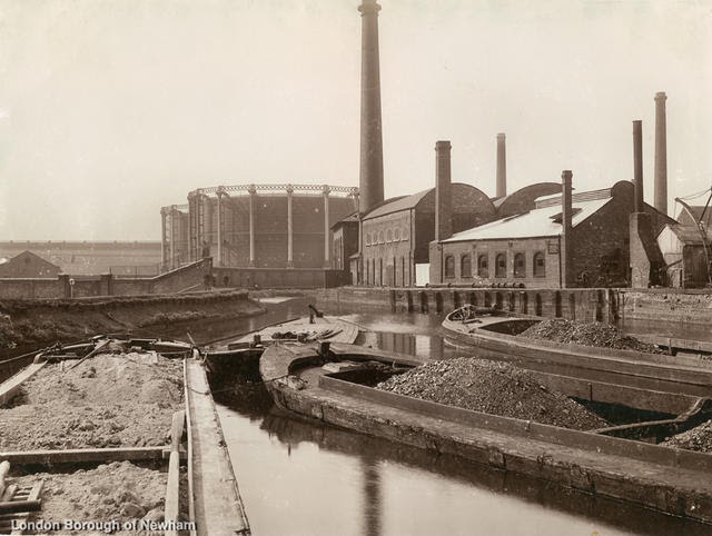 The Victorianist: London Gas Works: 1895