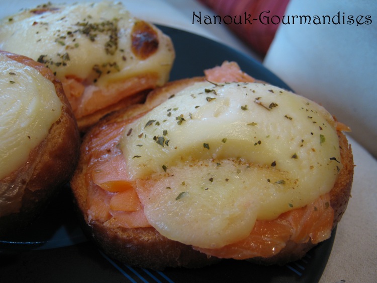 Gourmandises: Petits toasts saumon-mozzarella