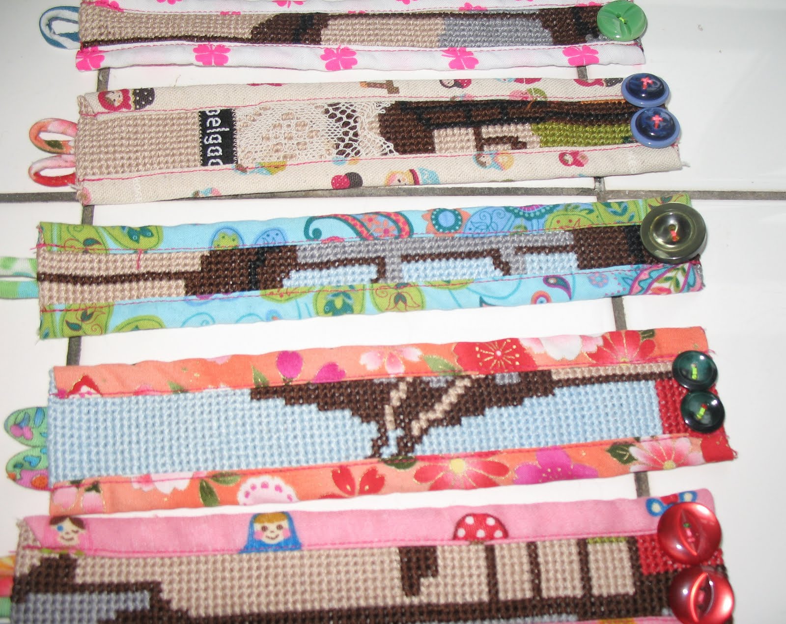 Stine Hoelgaard Johansen: Armbånd af gamle broderier