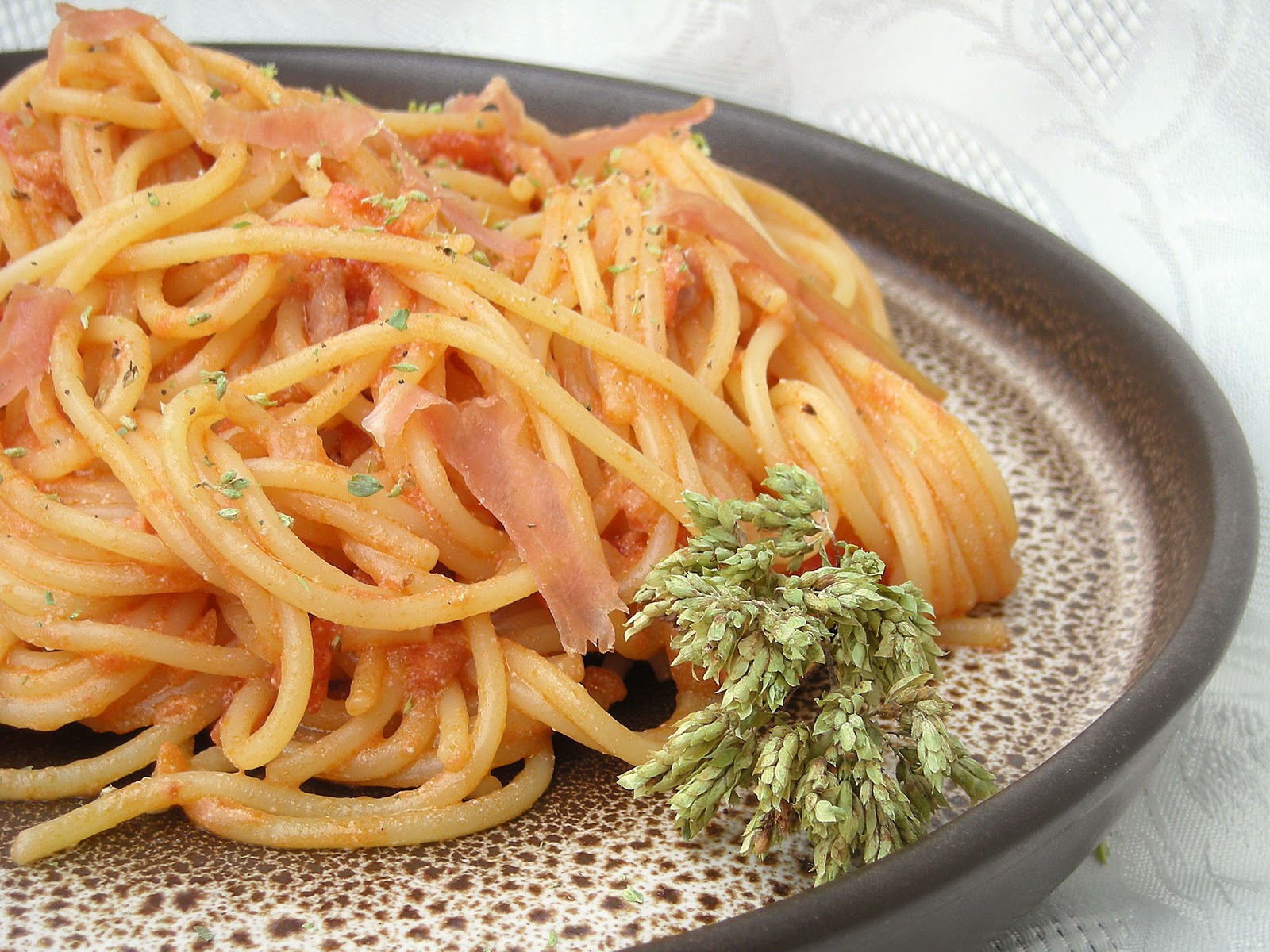 Apparecchiamo?: Spaghetti con prosciutto crudo, pomodoro e origano