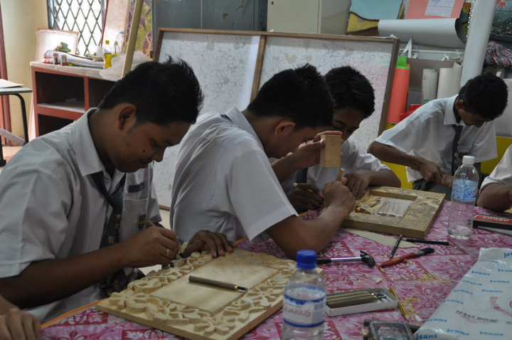 MY BUKHARY: Mencanting Batik dan Membuat Ukiran Kayu