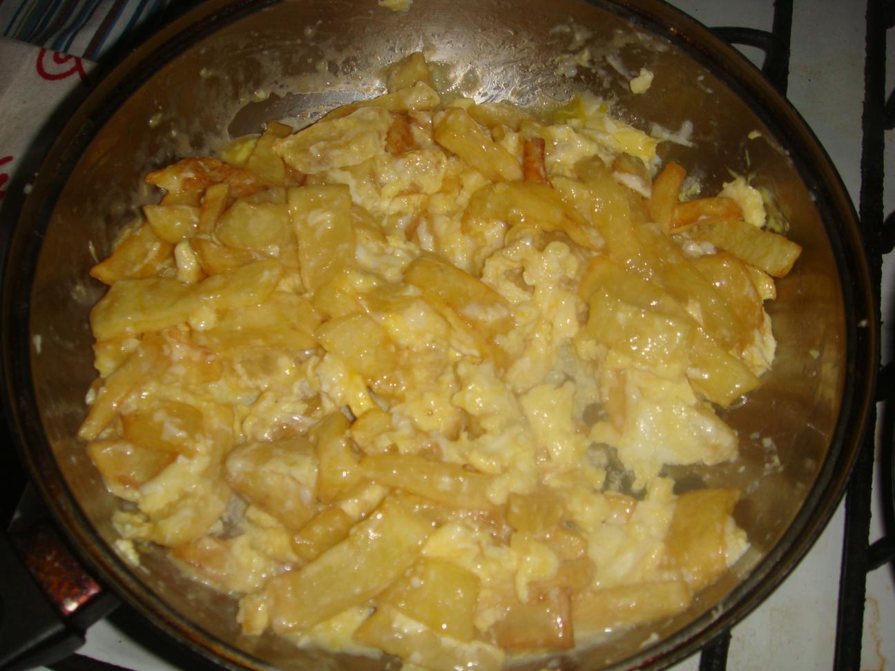 RECETAS Y ALGO MAS: PAPAS FRITAS CON HUEVOS REVUELTOS