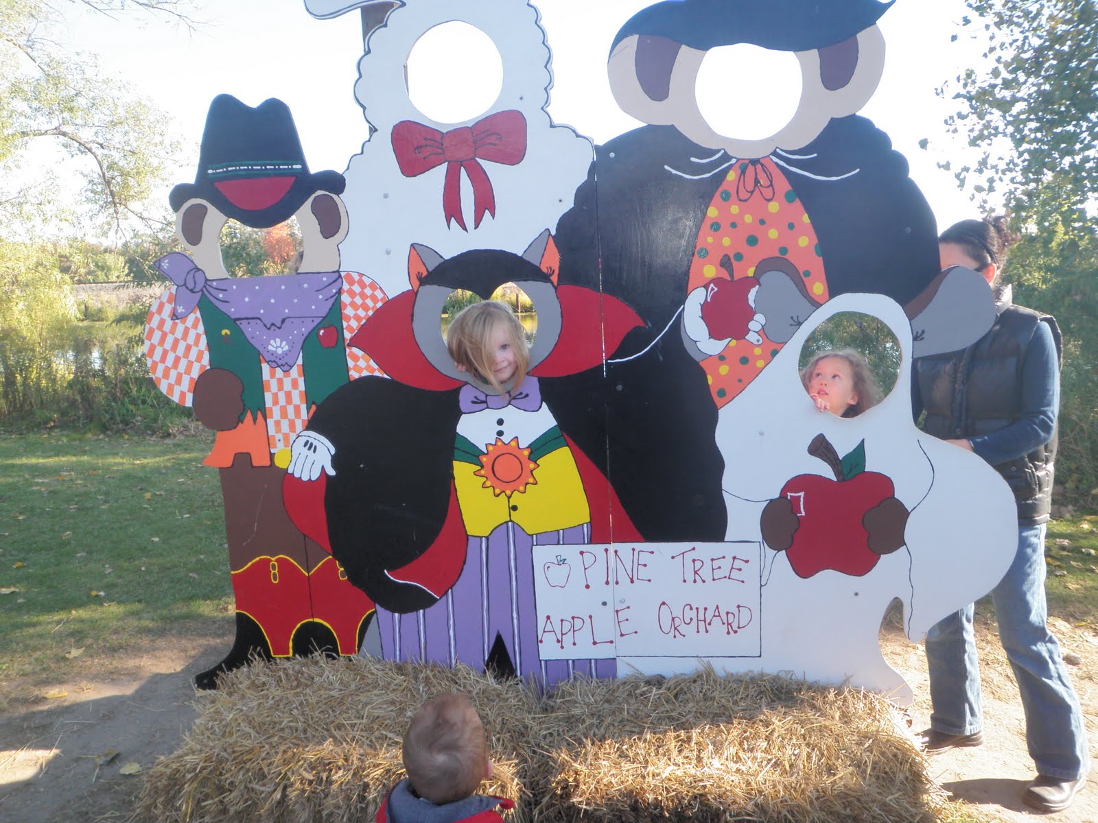 My 3 Munchkins: Pine Tree Apple Orchard