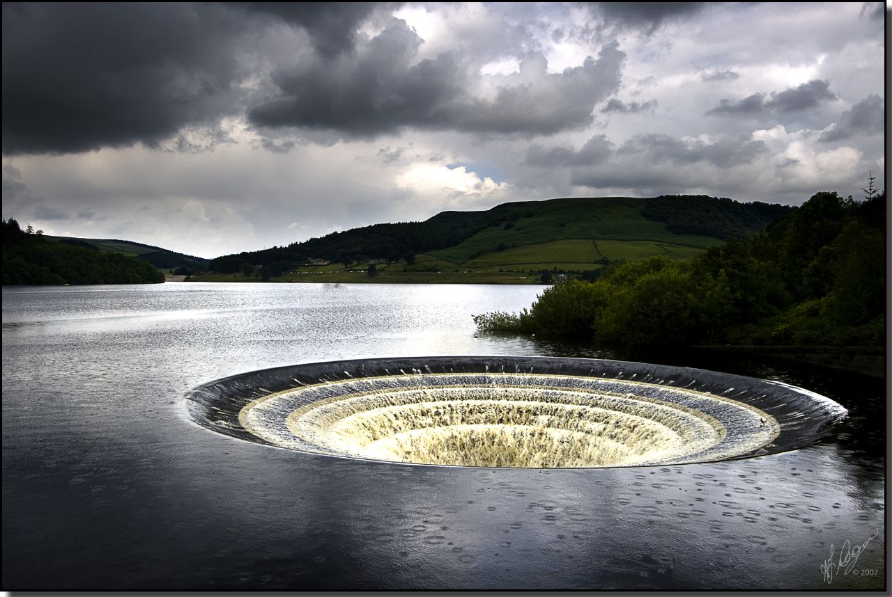 ''The plug hole'' - Ladybower Reservoir, Derbyshire : r/pics