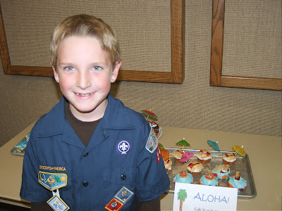 Fish Food: Jake's Cub Scout Cupcakes - Aloha Style!