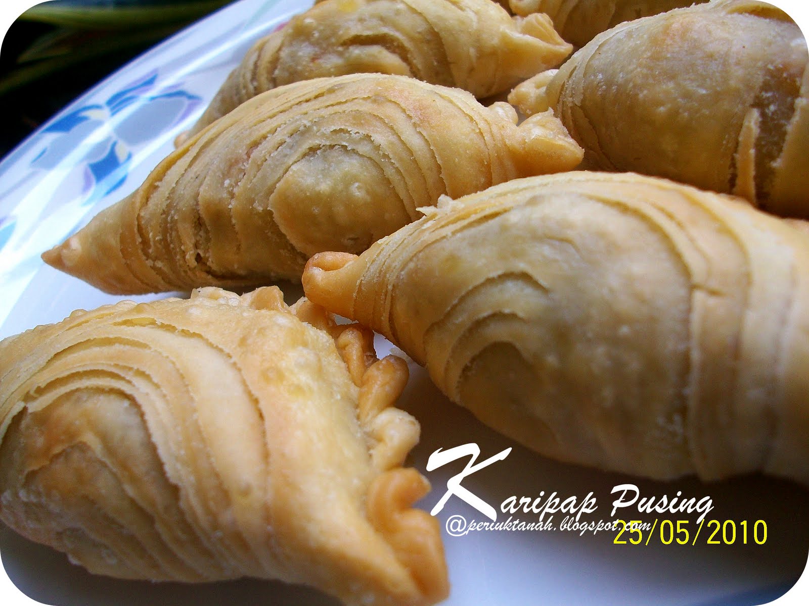 periuktanah: Karipap Pusing