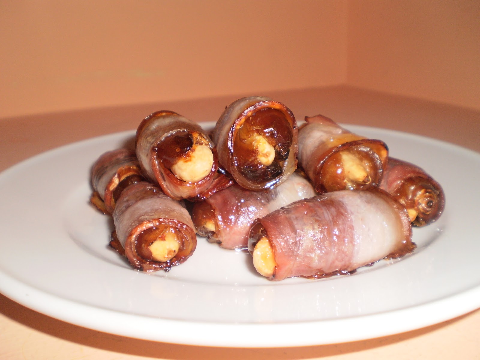 Mira, prueba y opina en tu cocina: DÁTILES RELLENOS DE ALMENDRAS Y ...