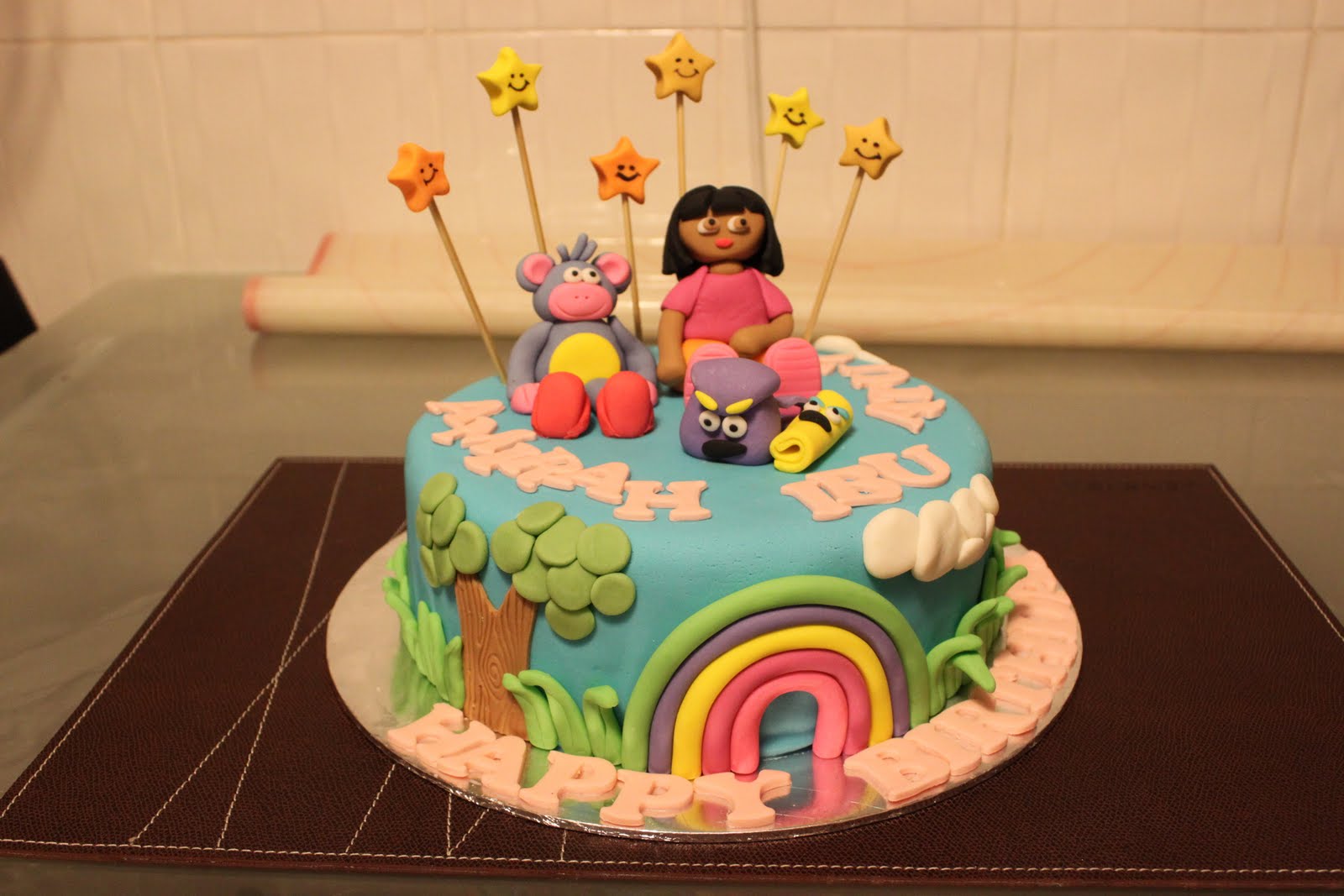 CoMeLiCiOuS: Dora Cake