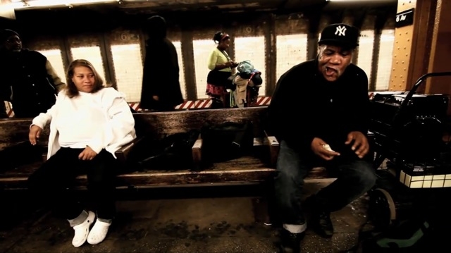 Bajo Otra Luz: Geeche Dan, un cantente callejero con una increible voz