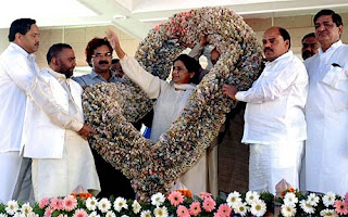 Yeh Mera India!!: 1000 Rupees notes garland for Mayawati