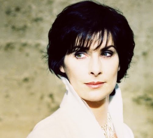 ENYA: Biografía de Eithne Patricia Ní Bhraonáín