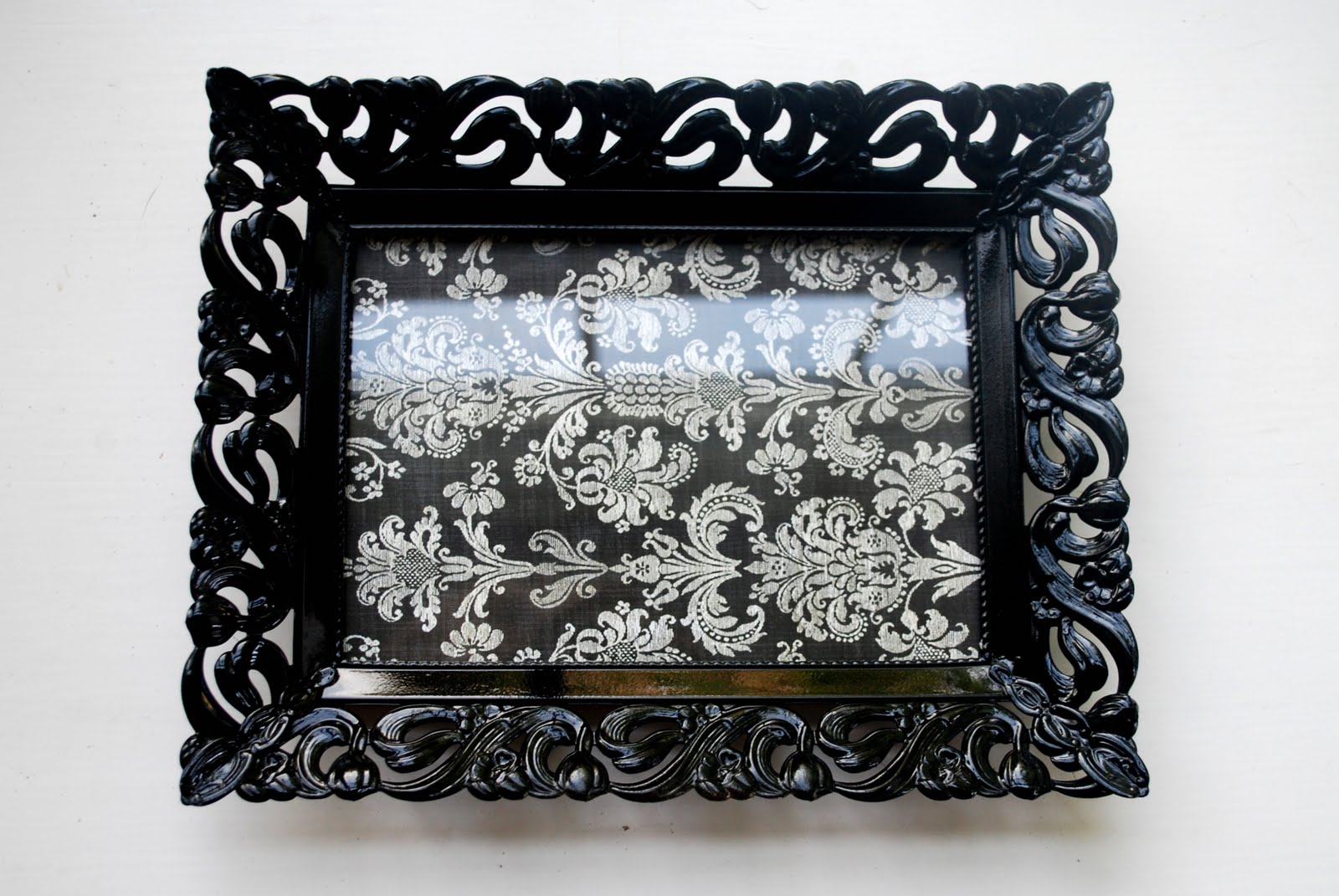 Sweet Blessings: Old Gold Gaudy Frame + Spray Paint = Cute New Tray