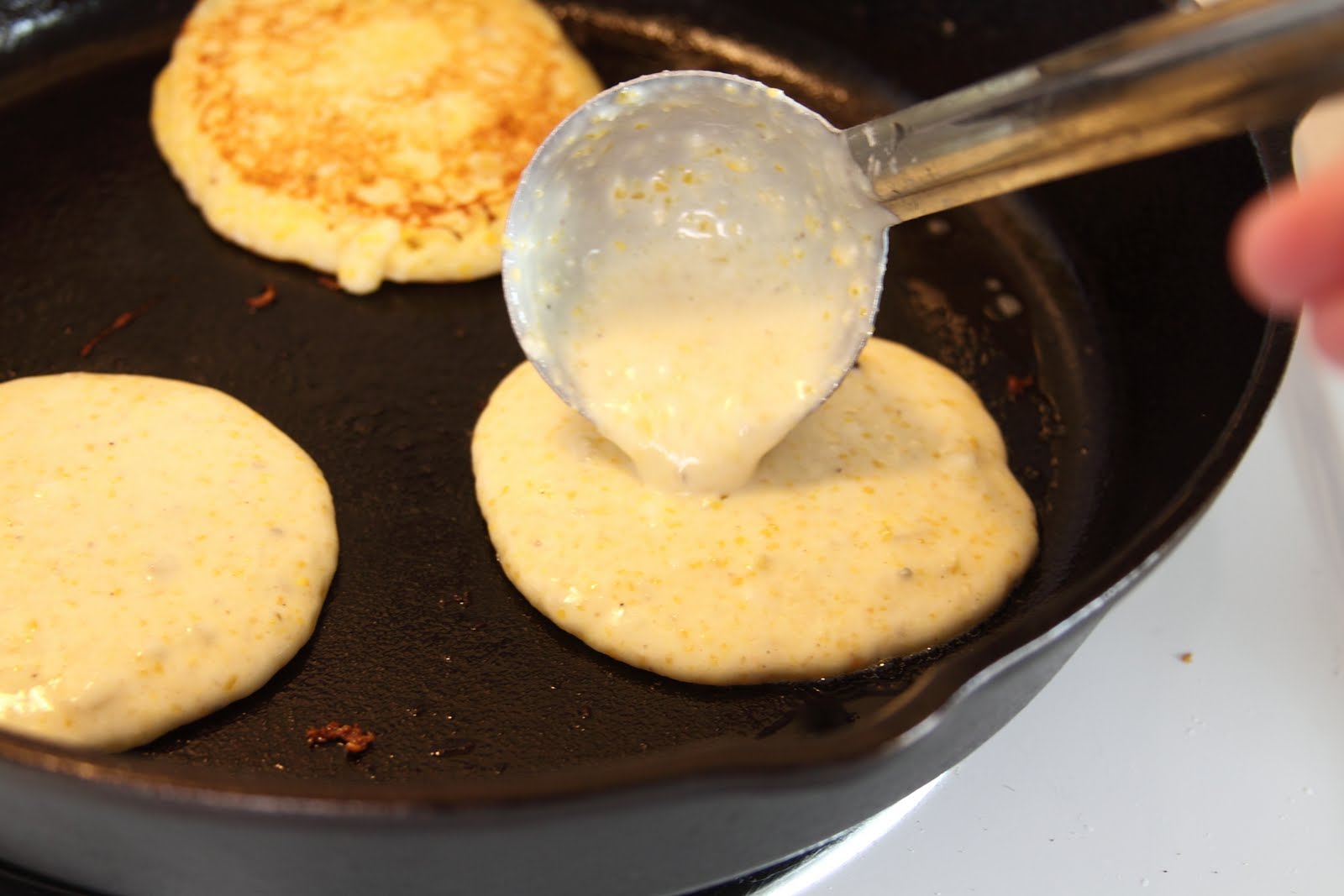ShowFood Chef: Pinto Beans & Fried Corn Bread - Southern Family Cooking