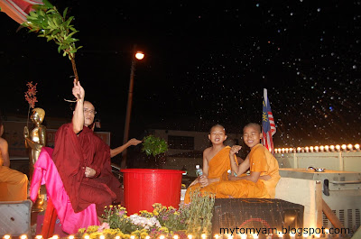 Mai Tomyam: Wesak Day 2009 float procession at Chempaka Buddhist Lodge
