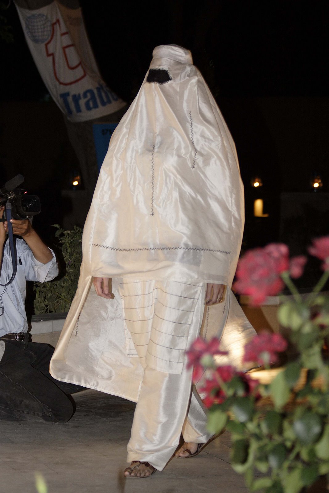 White Afghan Burqa Style | Hijab Styles, Hijab Pictures, Abaya, Hijab ...