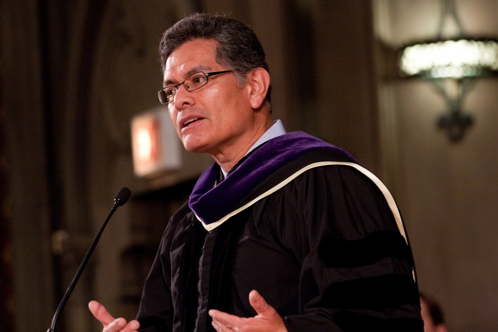 Hindsight : WTTW'S "CHICAGO TONIGHT" HOST PHIL PONCE SPEAKS AT TRIBECA ...