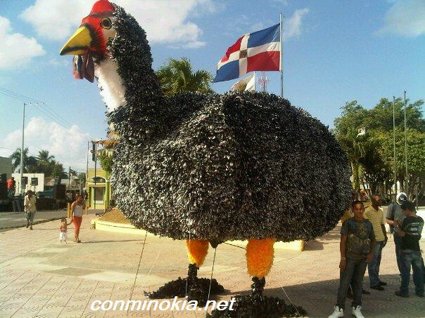 La gigantesca guinea de fundas en el parque de Cotui ~ Miren Bien