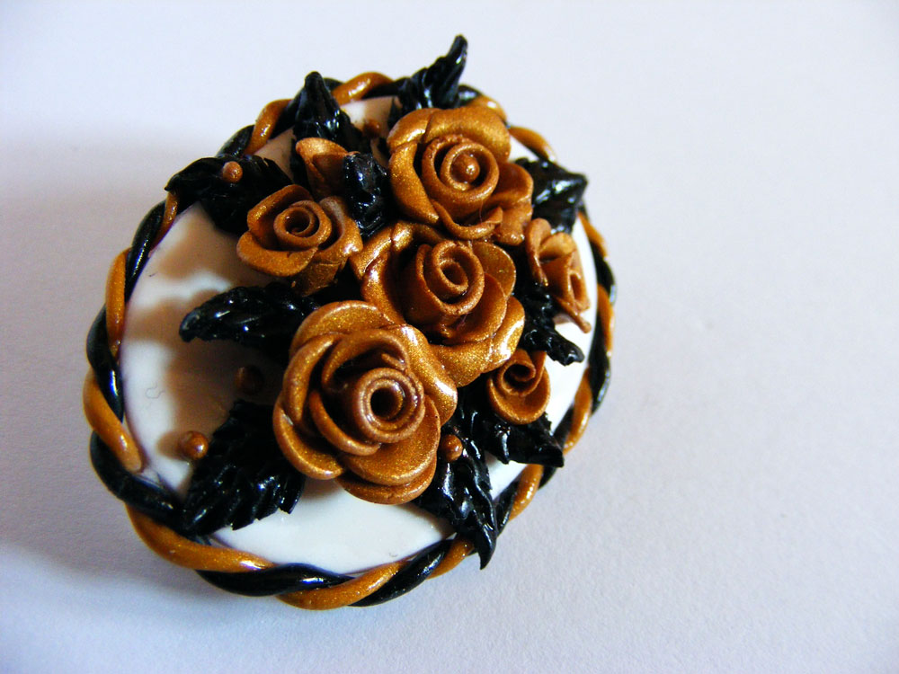 honeysuckle: Brosa fimo cu trandafiri