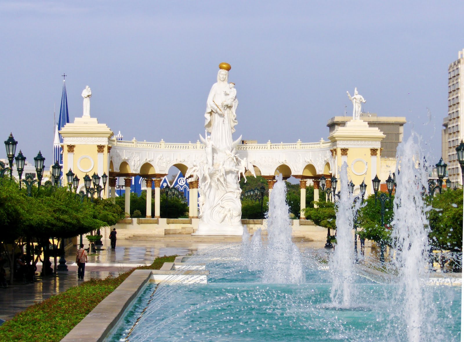 MaracaiboPress: Monumento a la Virgen de la Chinita
