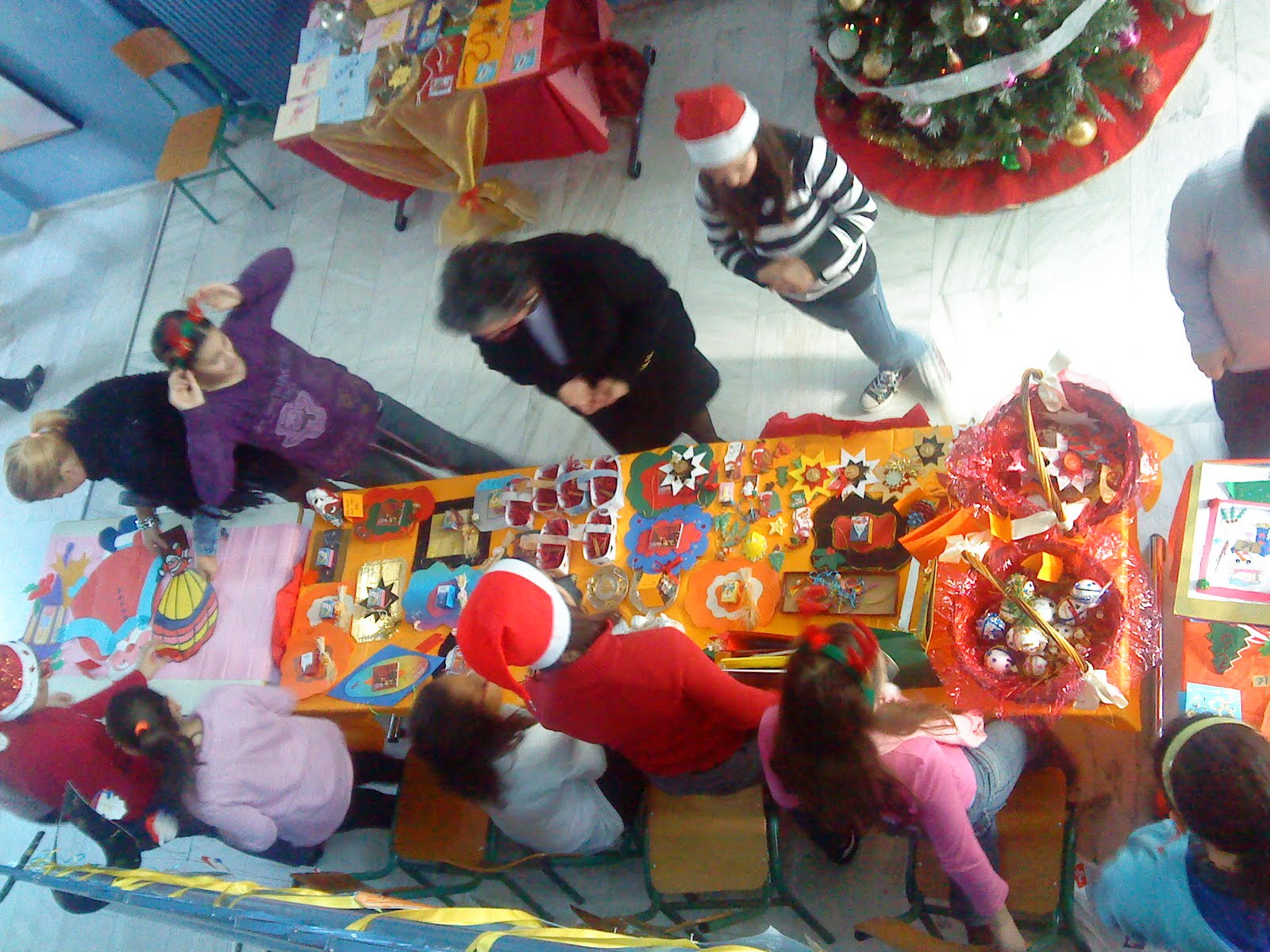 21ο ΔΗΜΟΤΙΚΟ ΣΧΟΛΕΙΟ ΠΕΙΡΑΙΑ: ΑΠΟ ΤΟ ΧΡΙΣΤΟΥΓΕΝΝΙΑΤΙΚΟ ΒΑΖΖΑΡ ΚΑΙ ΤΟ ...