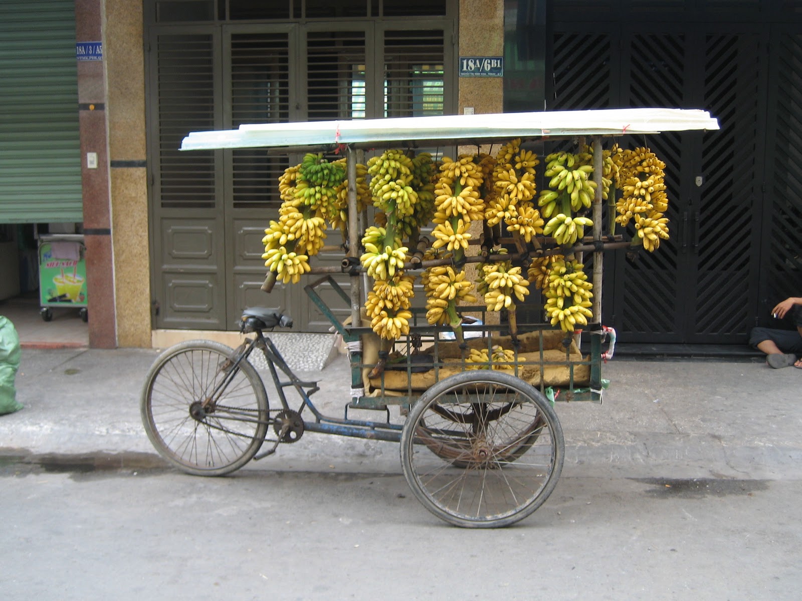 Isabel in Asia: banana cart